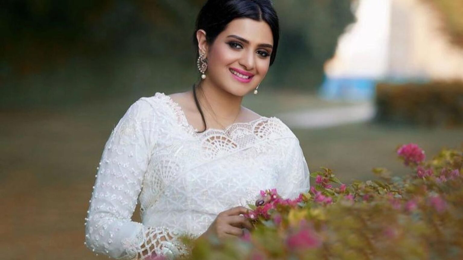 Divya Pillai Relationships, Wikipedia, Marital Status, Feet, Navel ...