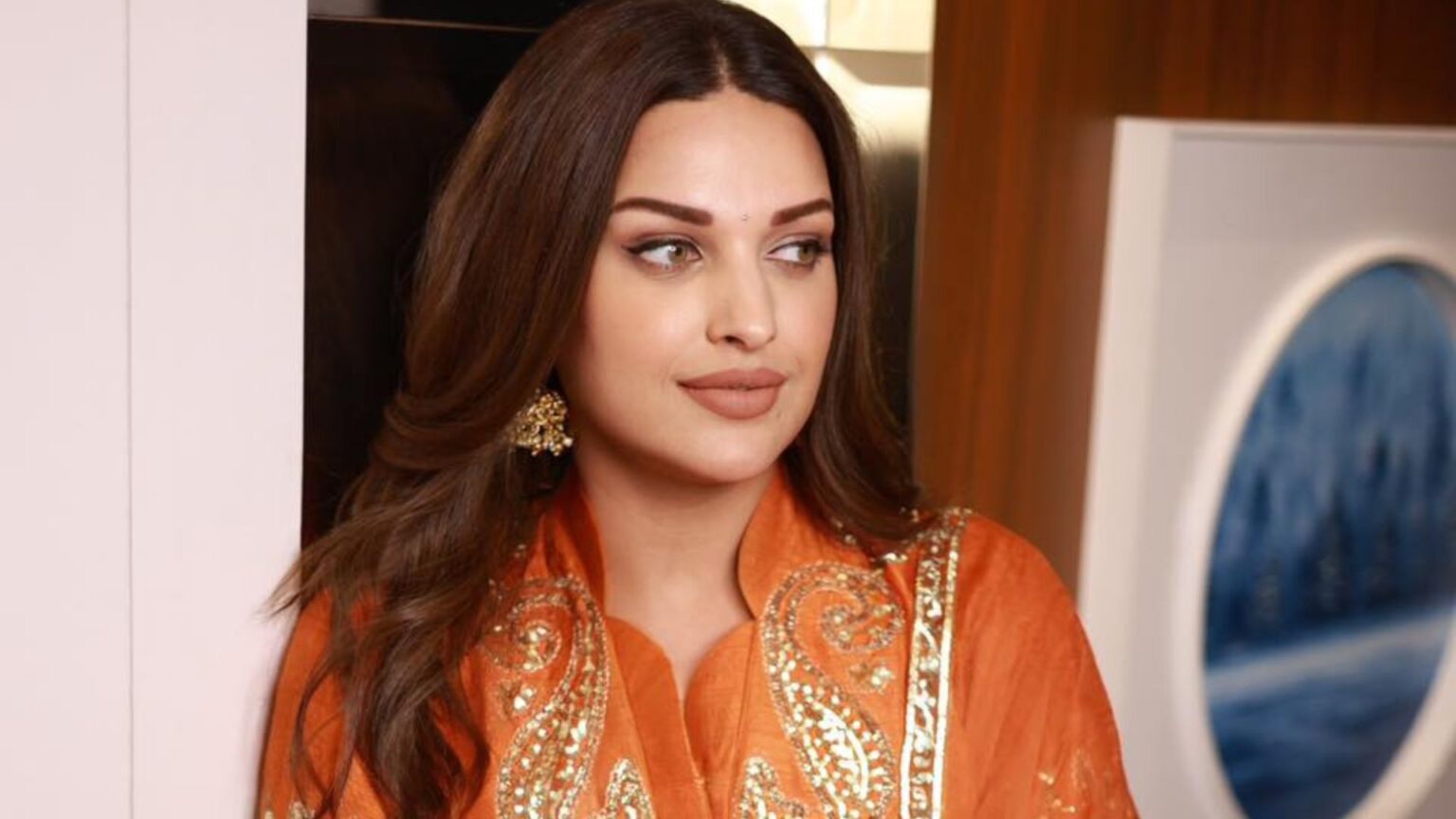 Himanshi Khurana Fiance Chow, Biography, Boyfriend, Religion, Marriage ...